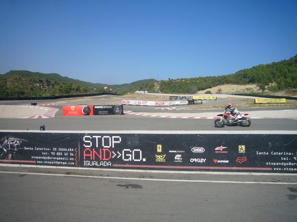 Organiza carreras de karts con tus amigos en circuitos semireales